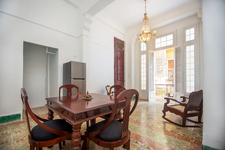 Apartamento Colonial Con 4 Balcones - Cuba