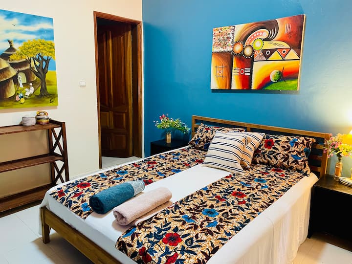 Colorful Ground Floor Apartment, At Fadidi House - Dakar