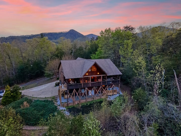 Cabin Sanctuary: Stunning Views, Hot Tub, Pool Tbl - North Carolina