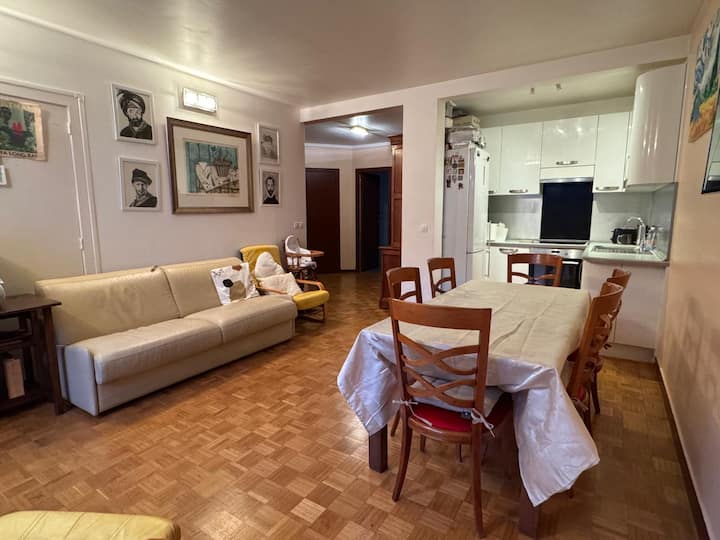 Six Personnes Dorment Prés De La Tour Eiffel - Paris