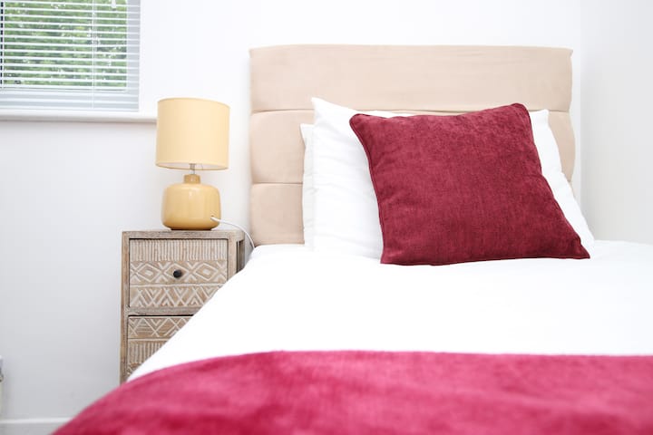 2 Bedroom House | 3 Beds | Parking, Wi-fi & Patio - Bristol