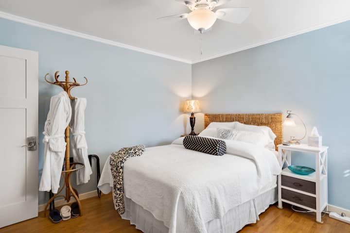 Studio Rm-priv Bath & Entrance-10 Min Walk 2 Train - Redwood City, CA