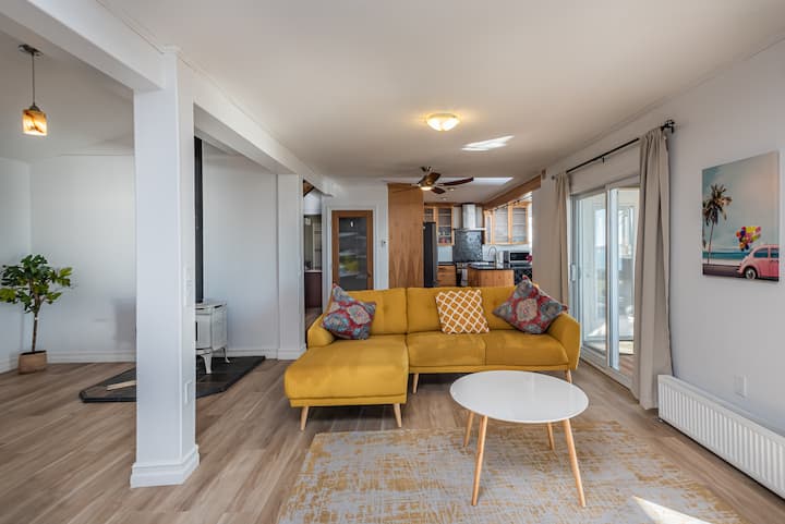 Cheerful 3-bedroom Retreat Waterfront Cottage - Presqu'ile Provincial Park