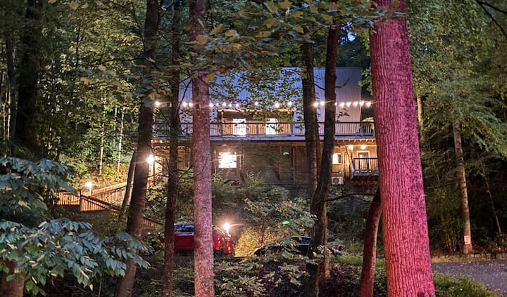 Fireplace, Hot Tub, W/d, 3 Floors, Pets Free - Gatlinburg, TN