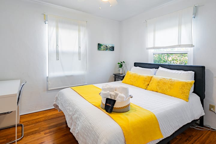 Lotus House: By Beach, Zoo, Balboa Park, Downtown - San Diego, CA