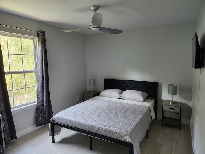 Clean, Central Location! "Frost Villa" (Rm1) - Columbia, MO
