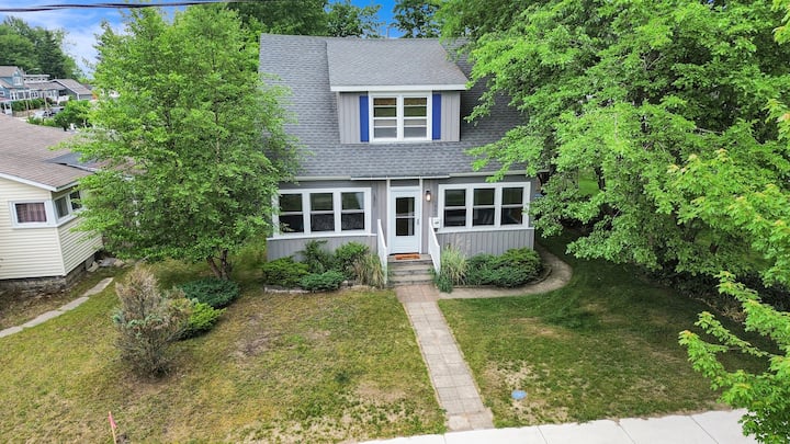 Historic Cottage + Fire Pit + Pet + Walk To Beach! - Muskegon, MI