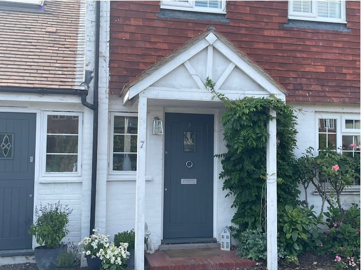Cobham- Single Room In Cosy Cottage - Epsom