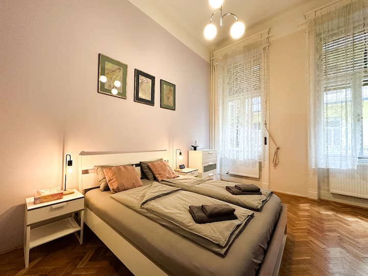 Cute 1br Central Apt With A/c – Purple House - Budapest