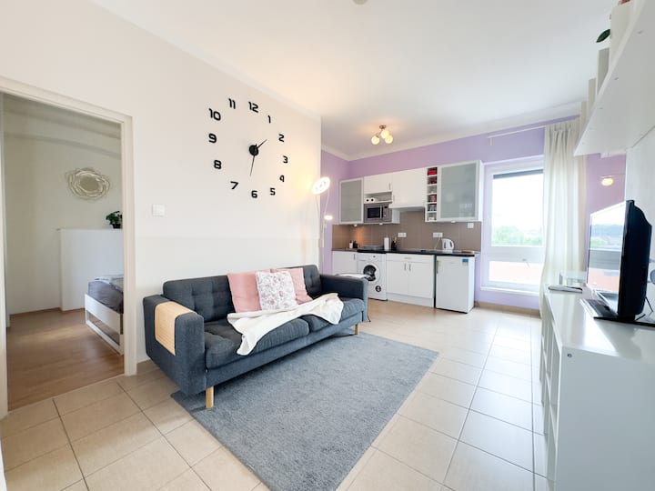 Cozy 1br Apt With City Skyline View A/c – Purple - Budapest