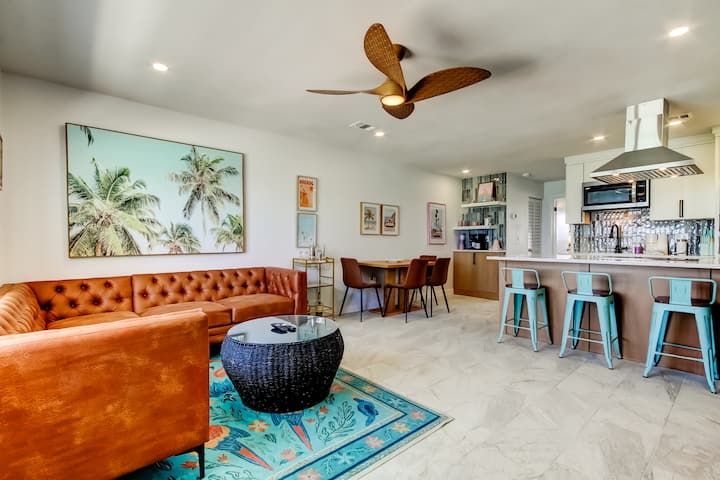Stunning Beach Front Condo, King Size Bed, Balcony - Treasure Island, FL