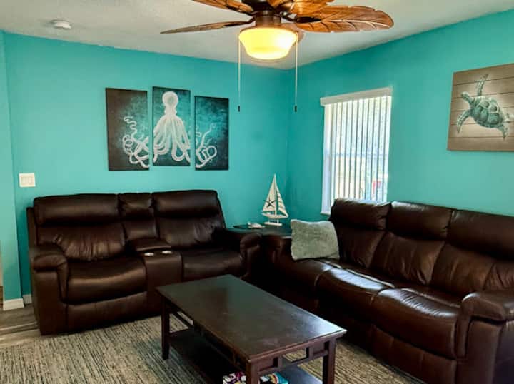 Cozy Coastal Home 10 Mins From The Beach! - Bradenton, FL