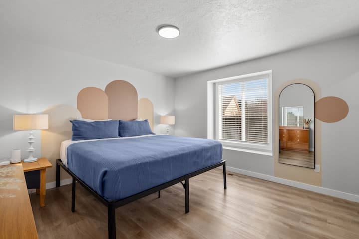 Cheerful 4-bedroom Home With Outdoor Living Space - Boise, ID