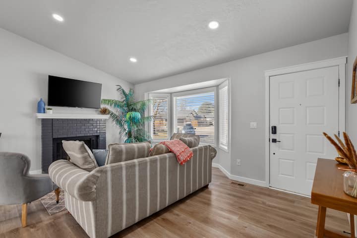 Cheerful 4-bedroom Home With Outdoor Living Space - Boise, ID