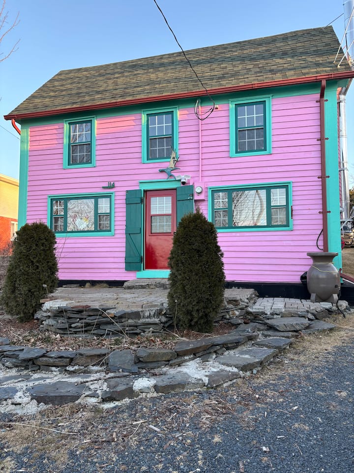 Villa Guanabo "The Pink House" Ocean-front Saltbox - Bay Roberts