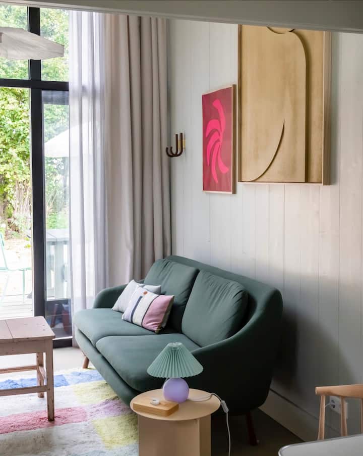 New - Stylish Tiny House With Hot Tub - Doesburg