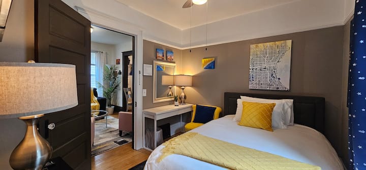 Clean & Comfortable Stay For 2, Flexible For 3 - Brookfield, WI