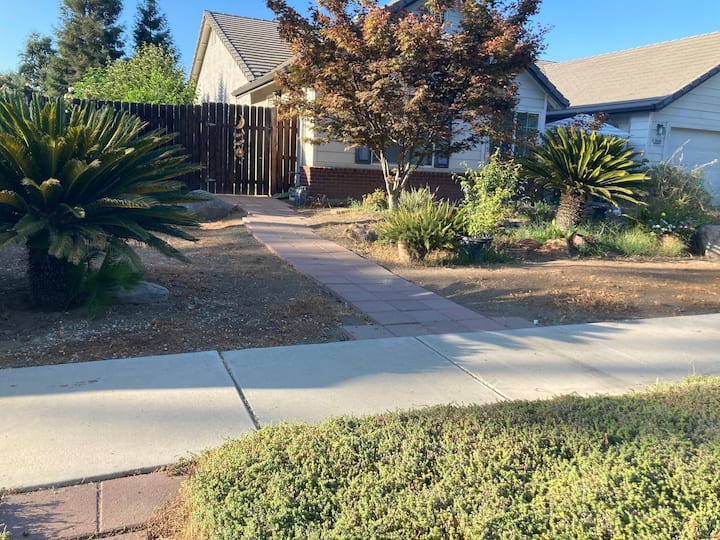 Quiet Cozy Get Away -2 Bedrooms - Visalia, CA