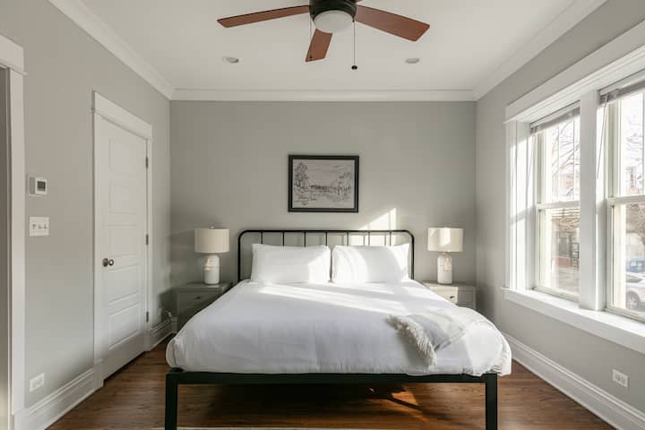 Lincoln Square Oasis - Bright, Clean Studio - Chicago, IL
