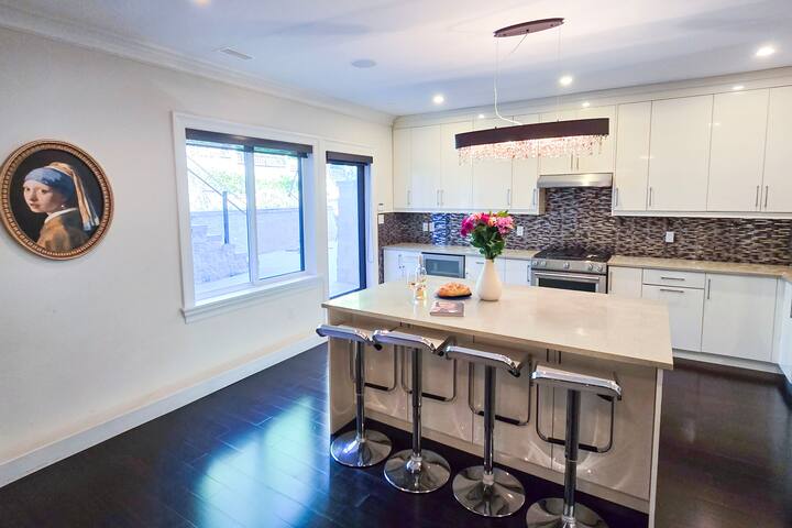 The Blackwood Suite L Spacious, Modern, Serene - White Rock