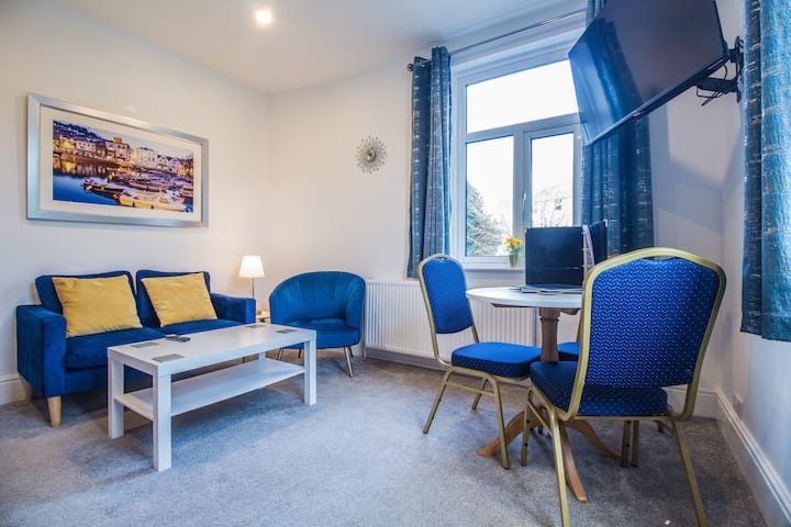 2 Bed Apartment, Central, Free Dedicated Parking - Paignton