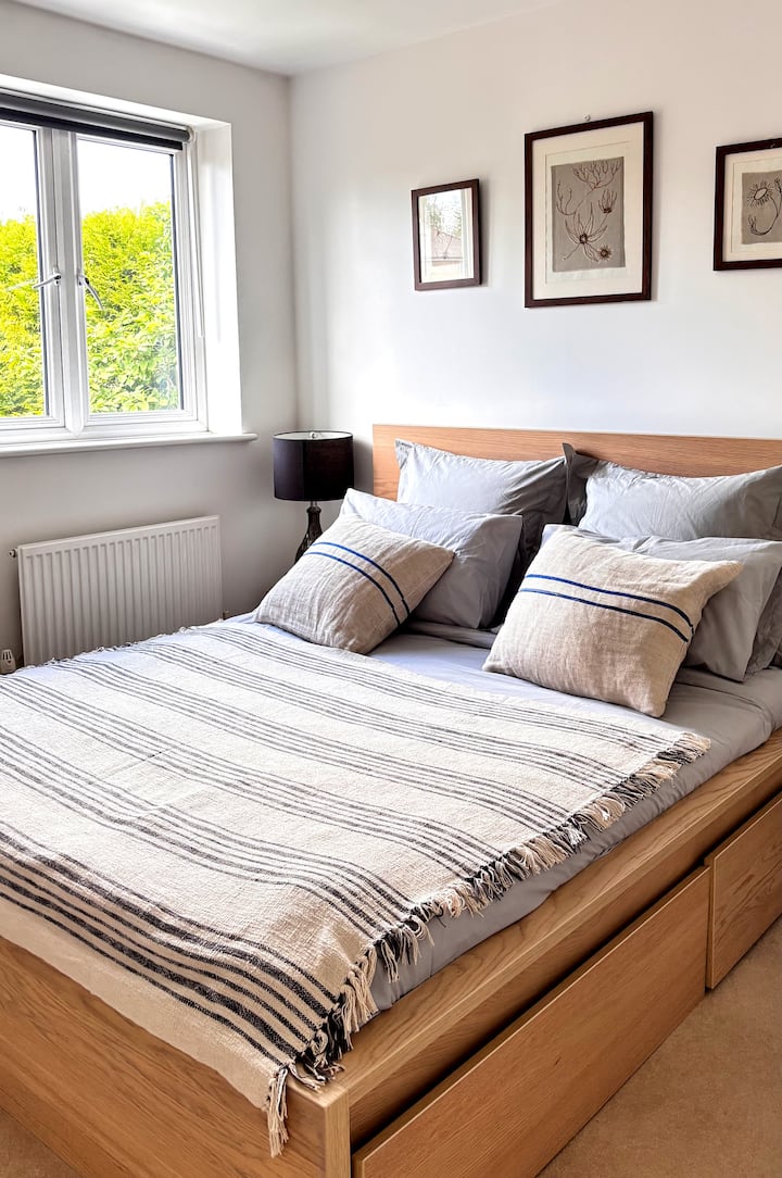 Stylish Guest Room W/bathroom.  Off Street Parking - Hemel Hempstead