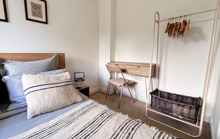 Stylish Guest Room W/bathroom. Off Street Parking - Hemel Hempstead