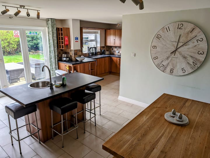 Big Family Home 5 Bedrooms | 4 Bathrooms | Parking - York
