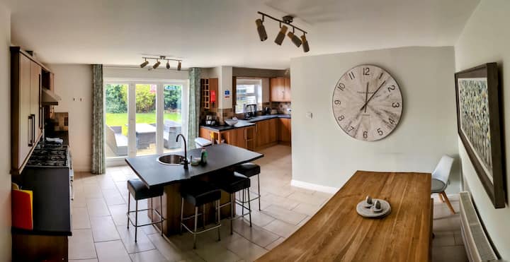Big Family Home 5 Bedrooms+4 Bathrooms+parking - York