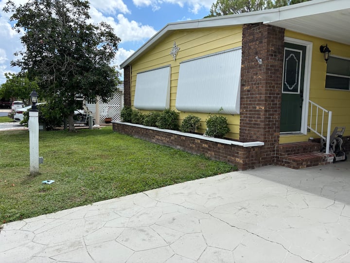 Cheerful 2-bedroom Home With Community Ammenities - North Fort Myers, FL
