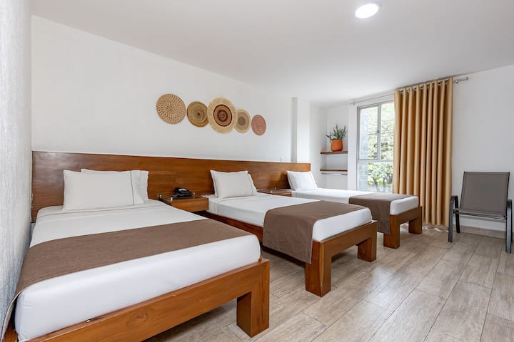Amplia Habitación De Tres Camas Para Ti Y Familia! - Bello, Colombia