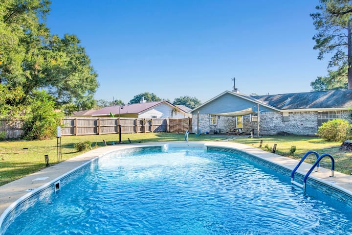 Fam Fun-spacious Home-boho Vibes-game Room & Pool - Brent, FL