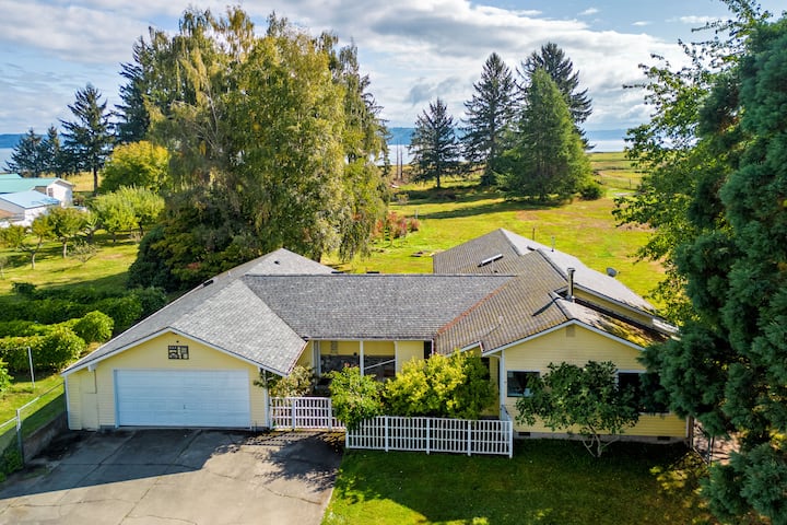 Peaceful Bayside Farmhouse Retreat By Hood Canal - Dosewallips State Park, Brinnon