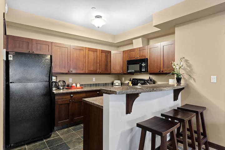 Stone's Throw 2: 2br/2ba With A Private Hot Tub - Sun Peaks Resort, BC
