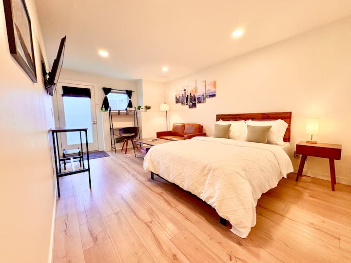 Modern & Private Suite | Walkable | Free Parking - Seattle, WA