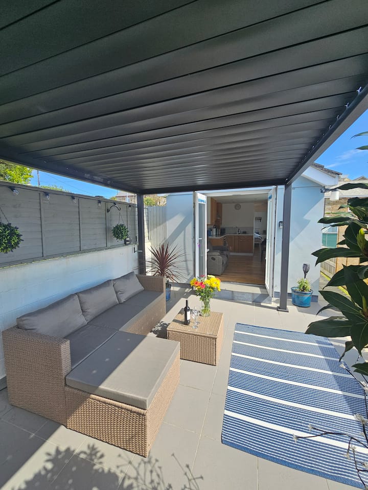 Adorable Lodge Private Patio  Pergola Over Hot Tub - Bodmin