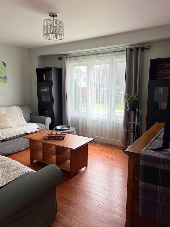 Bright Warm Large 4 Bedroom Home With Backyard - Toronto