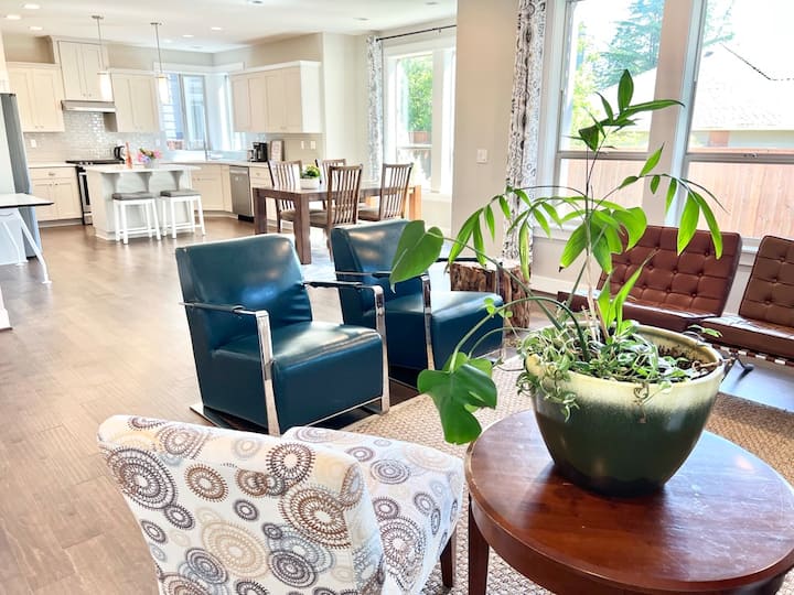 Beautiful New Home,6 Bedroom, 3 Full Bath. - Wilsonville, OR