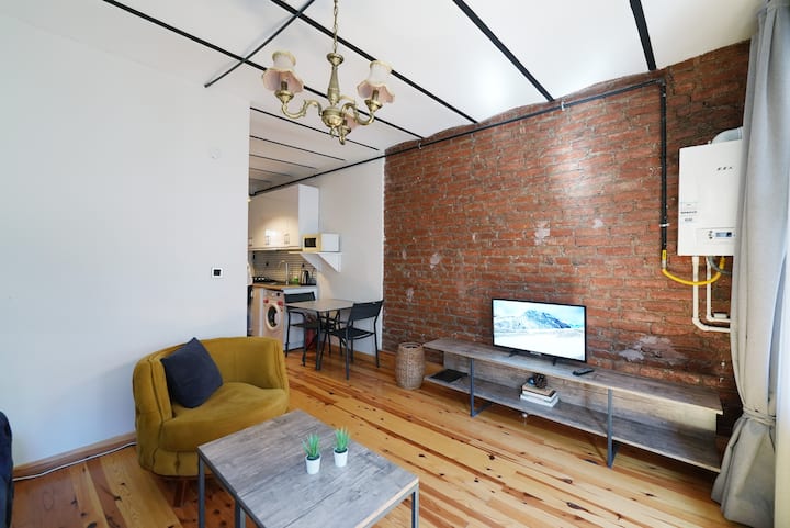 Cozy 1+1 , Redecorated, 5 Min. To İStiklal Street - Beyoğlu