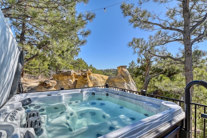 Majestic Pikes Peak Manor (Hot Tub W/ A View) - Colorado Springs, CO