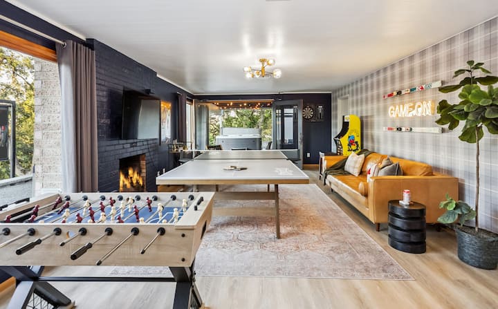 River Club: Scenic Hot Tub, Outdoor Movie, Firepit - The Dalles, OR