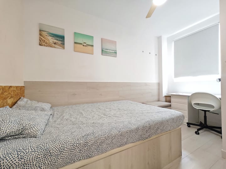 Habitación Pequeña Luminosa De Baño Compartido - Valencia