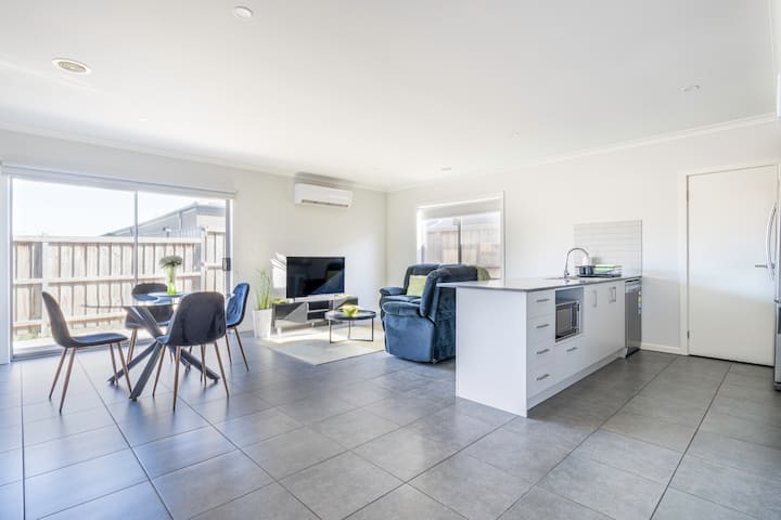Beautiful 3 Bedroom Home With Access To Shops - Werribee