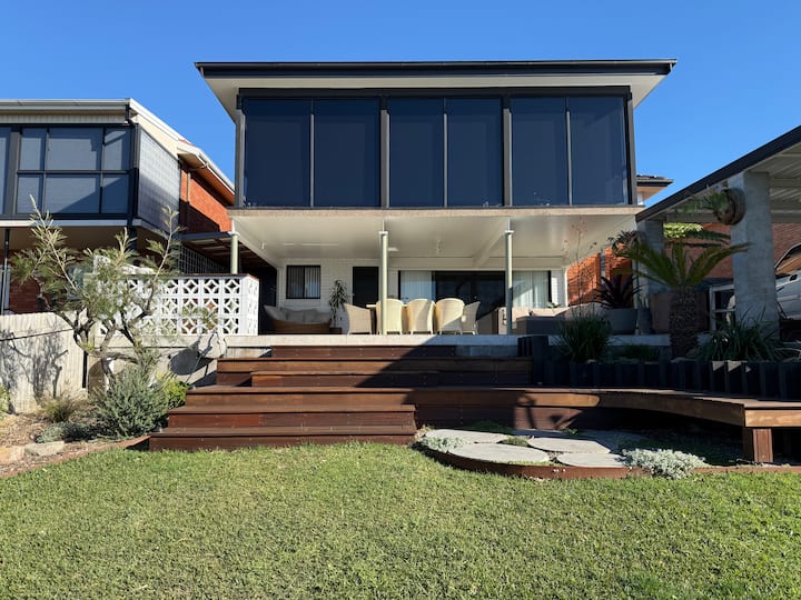 Homely Mid-century 3 Bed With Panoramic Sea Views - Wollongong