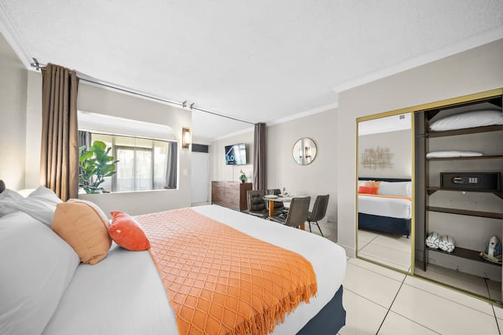 Studio King Bed - Hotel In Boca Raton - Boca Raton, FL