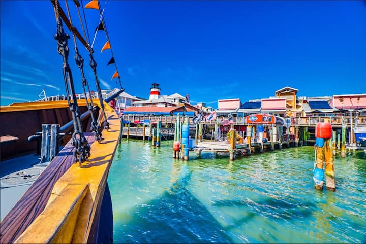 Johns Pass Retreat #5 Flamingo Vibes—walk To Beach - Madeira Beach, FL