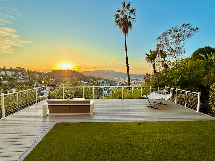 Zen Hilltop Haven With Breathtaking Views - Los Angeles, CA