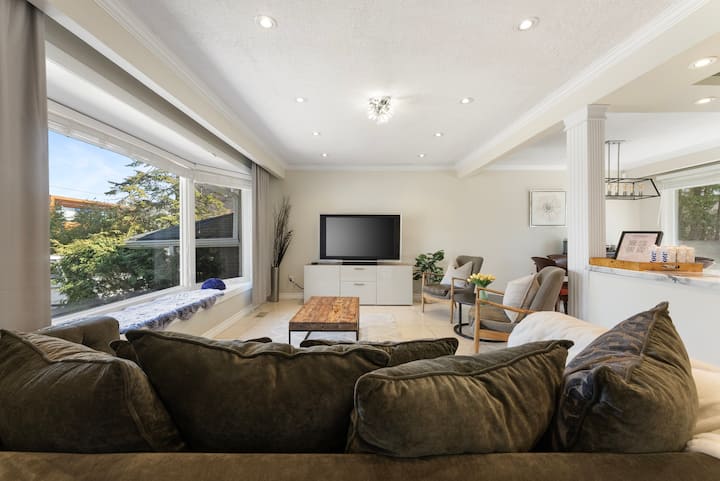 Comfortable 3 Bedroom/2 Bath Bungalow | Sleeps 6 - Toronto
