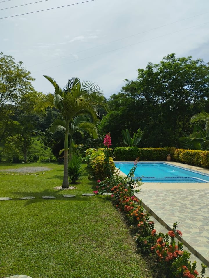 Disfrutarla Con Familiares, Amigos O En Pareja. - Sopetrán