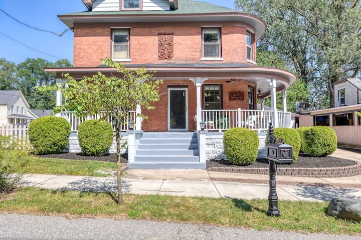 Historic Victorian Mansion - Michigan Township